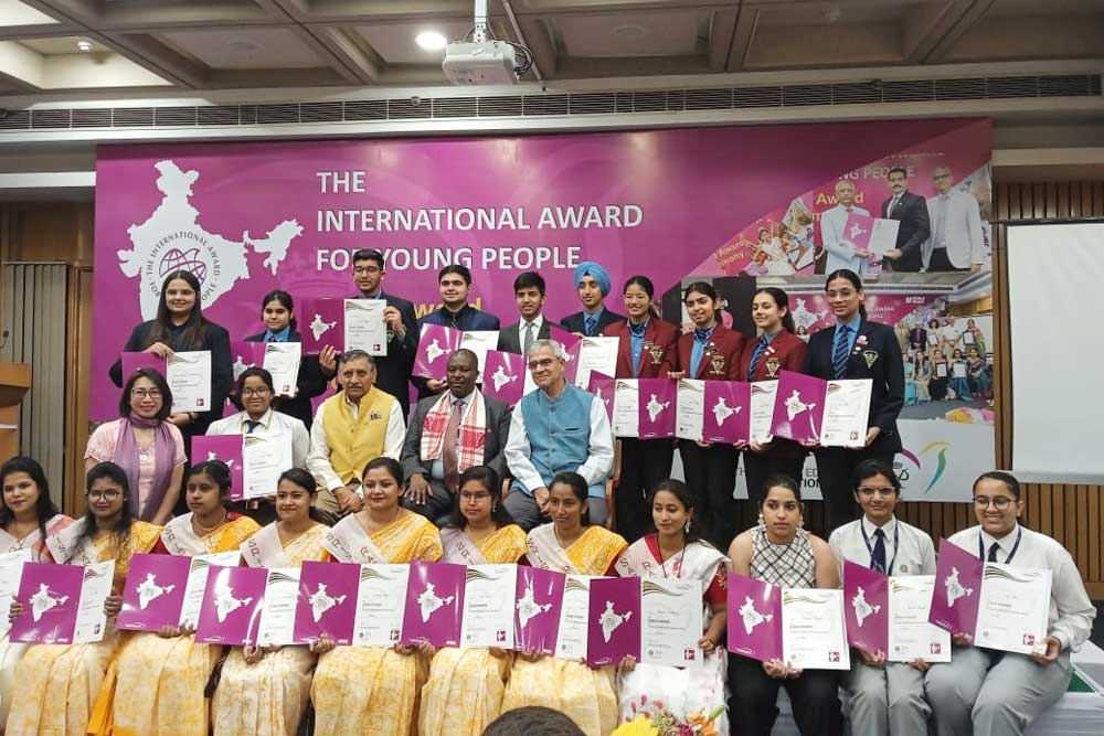 The winners being felicitated The students with dignitaries